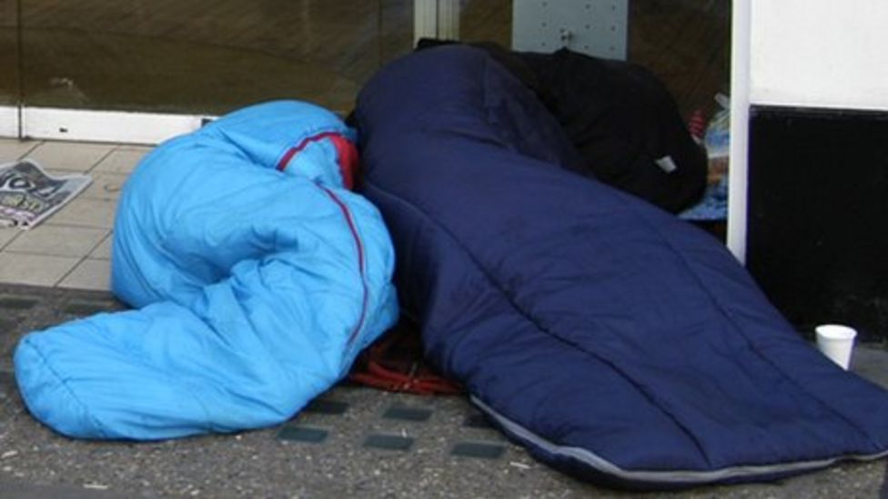 Benefit cuts 'could make under-25s homeless' - BBC News