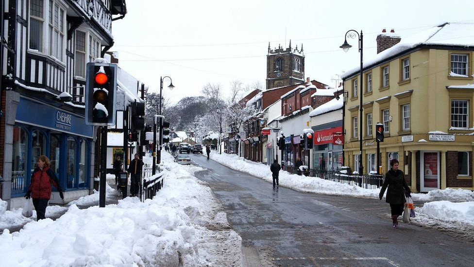 In pictures: Heavy snow hits north Wales - BBC News