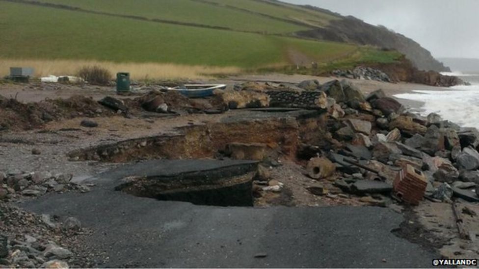Hallsands residents fear for storm-hit village - BBC News