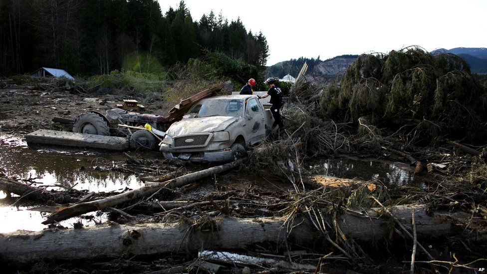 In pictures: US deadly landslide - BBC News