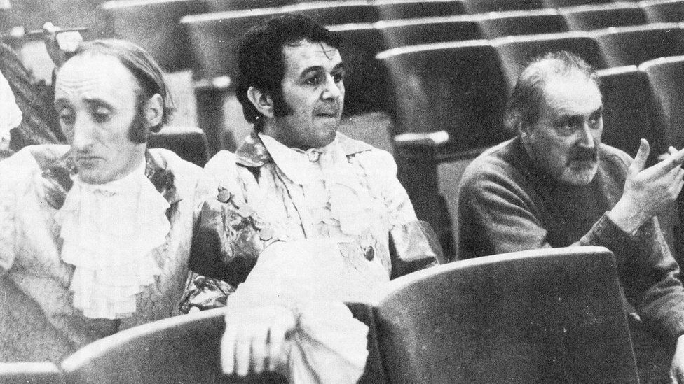 Pantos Ryan a Ronnie yn y Grand // A look at Ryan and Ronnie's ...