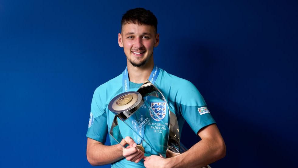 Burnley sign goalkeeper Trafford from Man City - BBC Sport