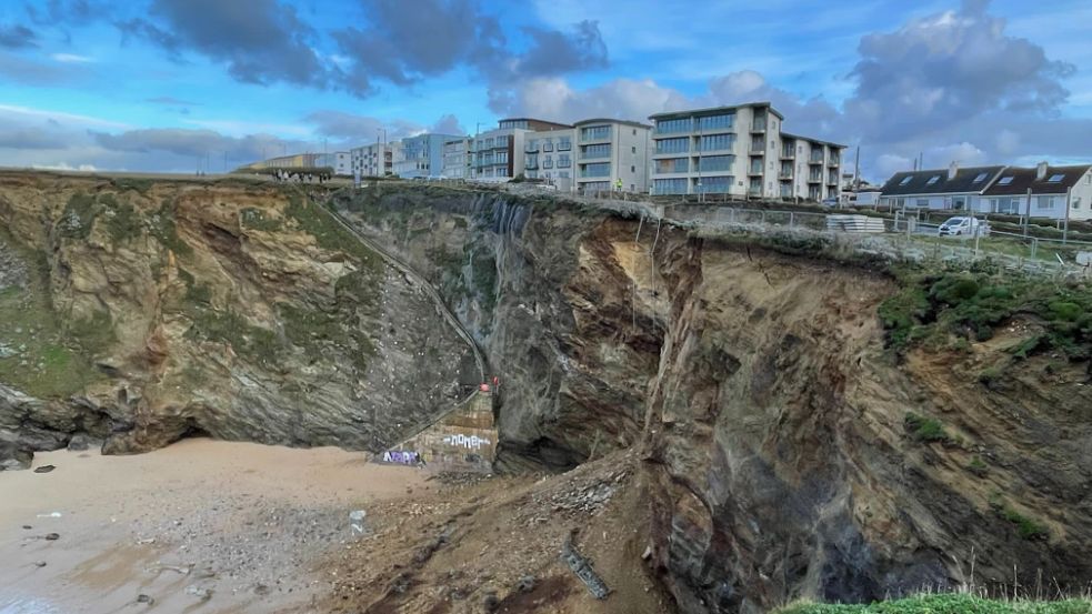 Whipsiderry: Huge cliff fall at luxury seaside housing site - BBC News