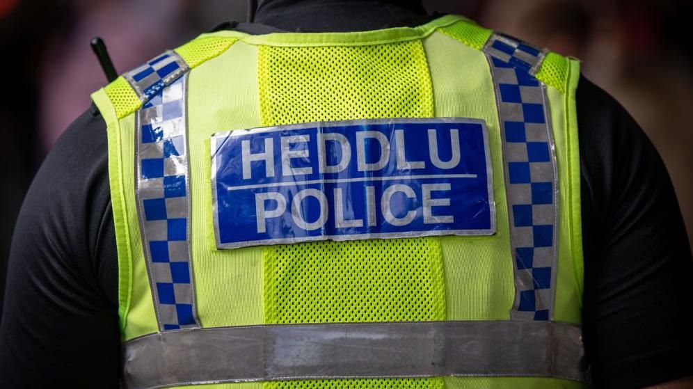 Caerfyrddin: Apêl heddlu ar ôl ymosodiad rhyw mewn gorsaf drên - BBC ...