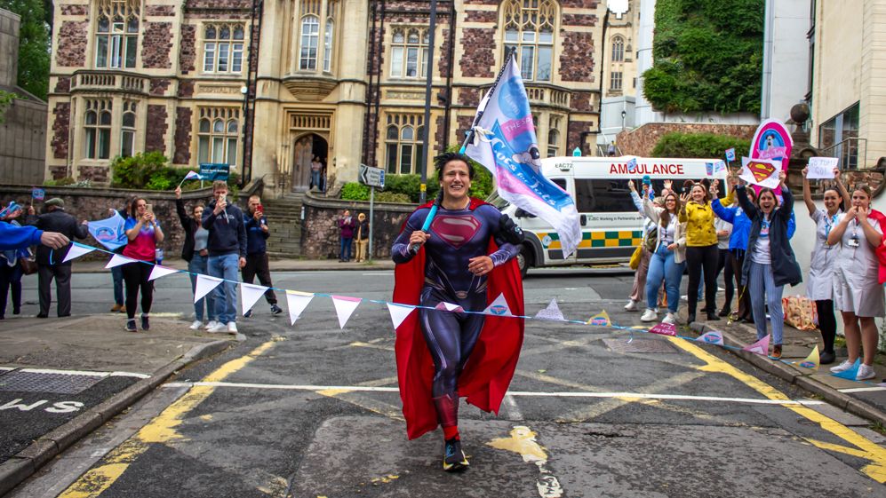 Father finishes 46th half-marathon dressed as Superman - BBC News