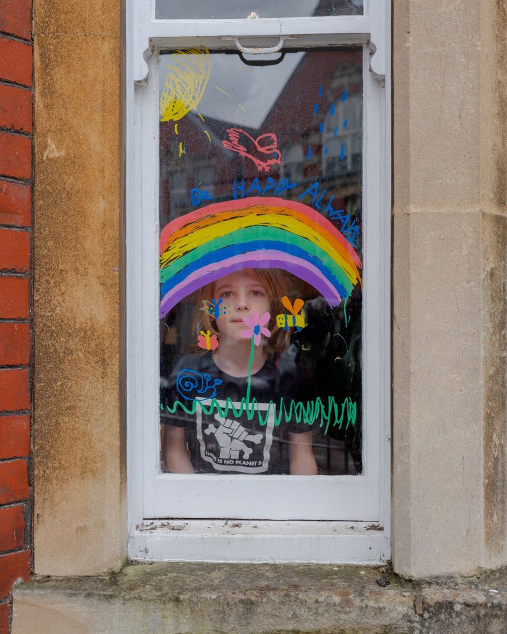 Coronavirus: Rainbow portraits thank the NHS - BBC News
