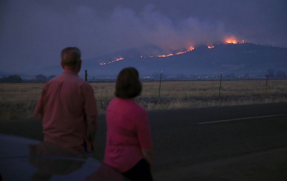 Oregon wildfires force thousands to flee - BBC News