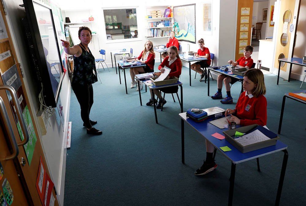 In pictures: Back to school in England - BBC News