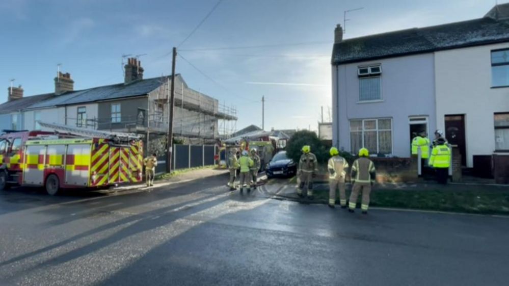 Lowestoft: Builders praised for rescuing man from house fire - BBC News