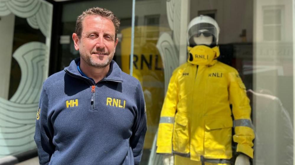 Auction of sea-inspired art raises funds for RNLI Jersey - BBC News