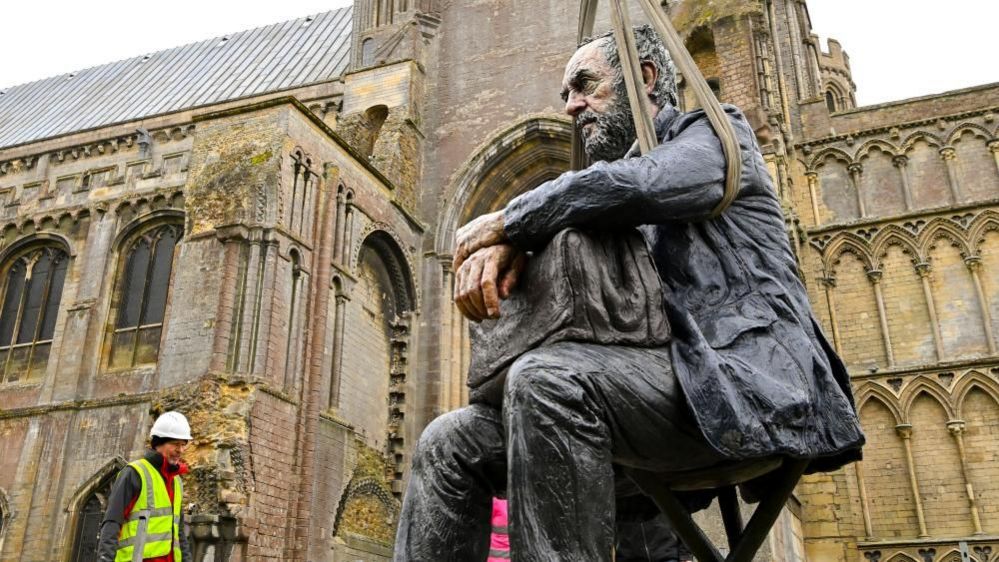 Hundreds visit Ely Cathedral's Sean Henry sculpture exhibition - BBC News