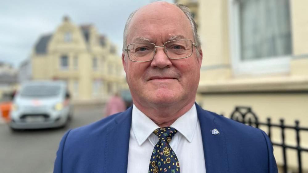 Delayed one-way road trial begins in St Helier - BBC News