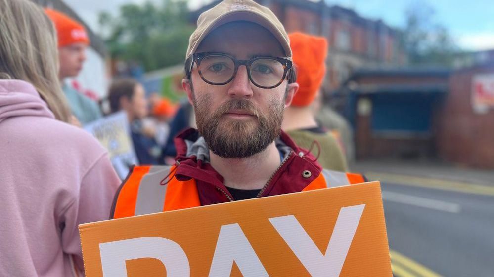 Junior doctor strike: Two-day action begins in Northern Ireland - BBC News