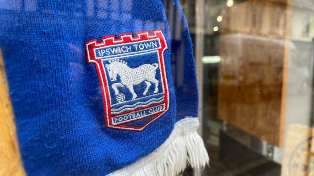 Ipswich turns blue and white ahead of big match - BBC News