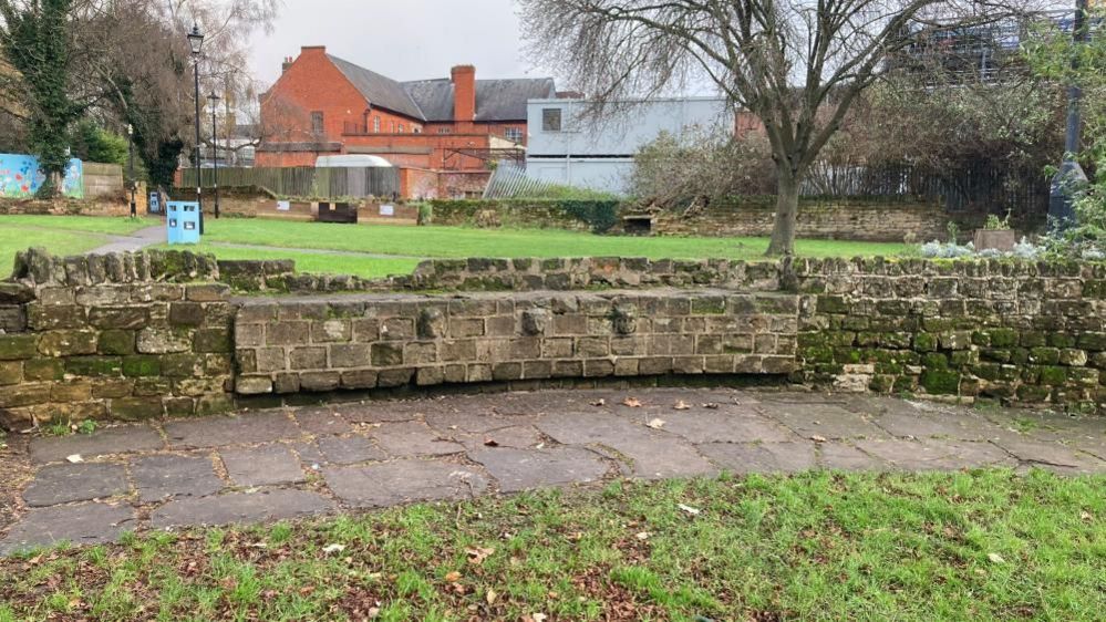 History of Northampton 500-year-old churchyard revealed - BBC News