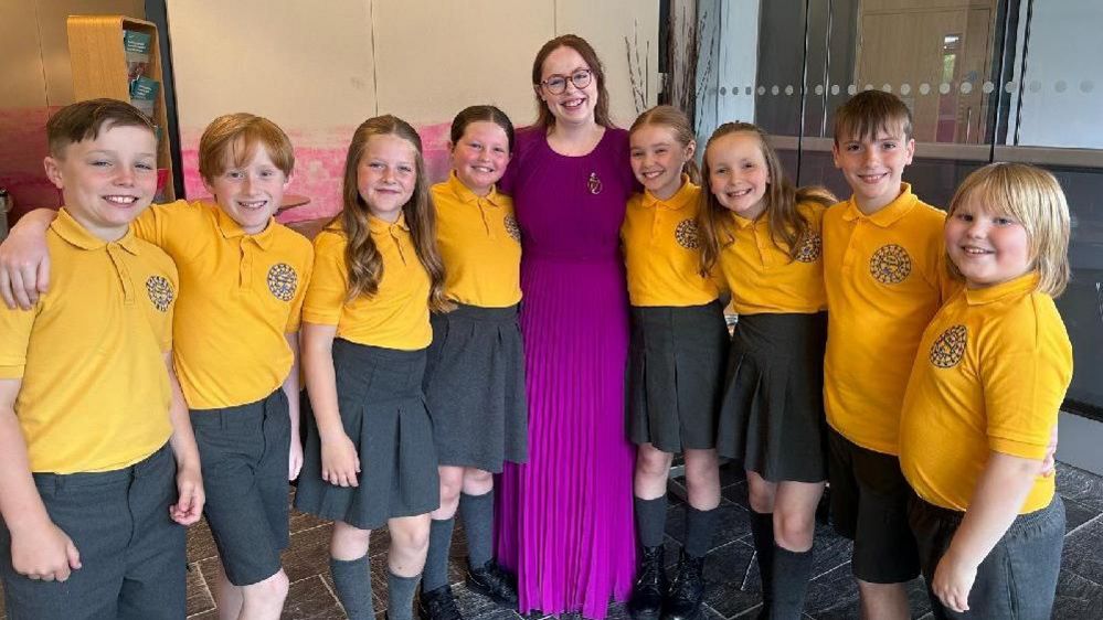 Y Brenin a'r Frenhines yn ymweld â Chymru - BBC Cymru Fyw