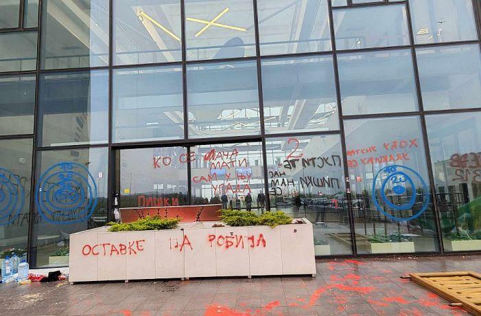 Studenti blokiraju zgradu RTS u Beogradu, odgovor: „Ovo je nasilje" - BBC News na srpskom ...