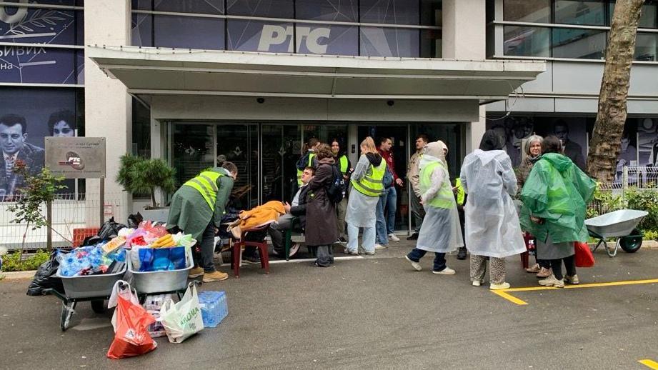 Studenti blokiraju zgradu RTS u Beogradu, odgovor: „Ovo je nasilje" - BBC News na srpskom ...