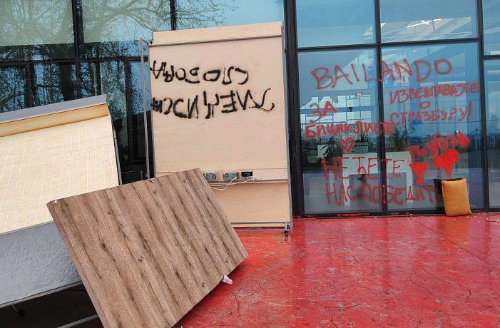 Studenti blokiraju zgradu RTS u Beogradu, odgovor: „Ovo je nasilje" - BBC News na srpskom ...
