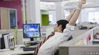 Guía práctica para estar sentado menos tiempo y vivir más - BBC News Mundo