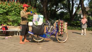 Pedagang asongan, antara kewirausahaan dan keterpaksaan - BBC News ...