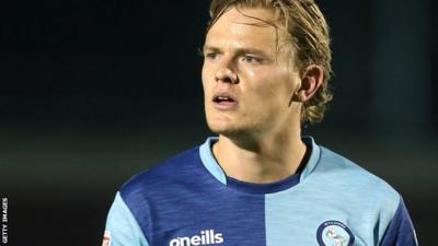 Alex Samuel: Wycombe Wanderers striker extends deal until 2022 - BBC Sport