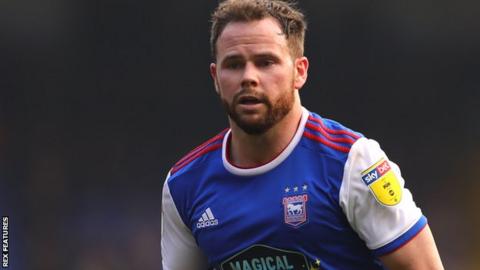 Alan Judge: Midfielder signs Ipswich Town contract until 2021 - BBC Sport