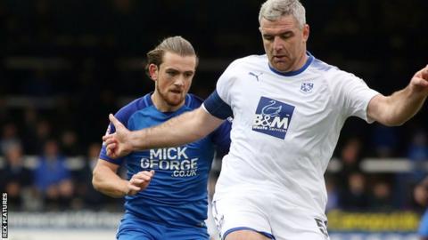 Steve McNulty: Tranmere captain signs new one-year deal - BBC Sport