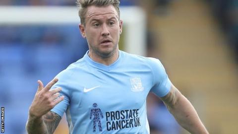 Simon Cox: Southend United striker extends contract - BBC Sport