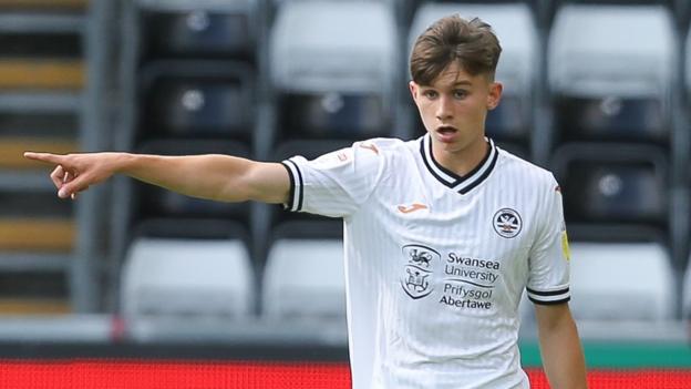 Swansea City: Teenage midfielder Ben Lloyd signs new deal - BBC Sport