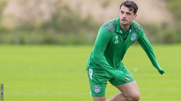 Hibernian sign Stephen McGinn to end of season - BBC Sport