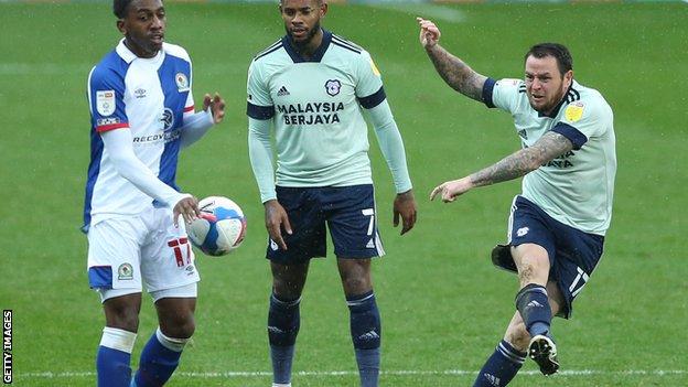 Lee Tomlin: Ex-Cardiff City forward training with Wrexham - BBC Sport