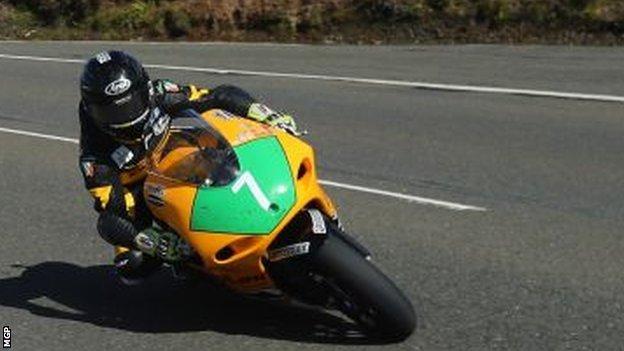 Manx Grand Prix: Mike Browne takes victory in Lightweight race - BBC Sport