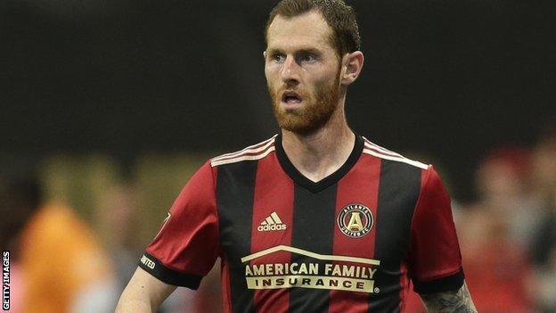 Chris McCann: Oldham Athletic sign veteran midfielder - BBC Sport