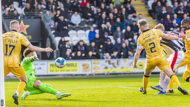 St Mirren 2-1 Livingston: Alex Greive 'answers' criticism as 10-man ...