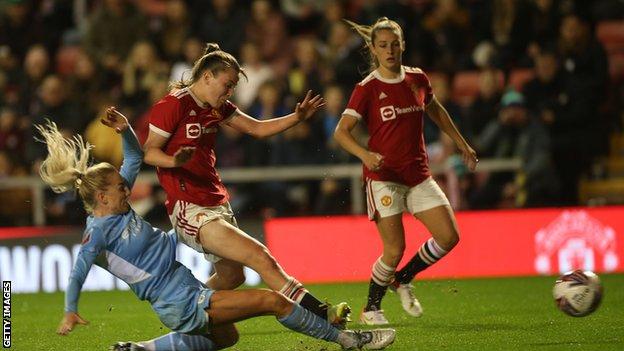 Carrie Jones: Manchester United midfielder joins Leicester on loan ...