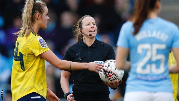 Female referees: Numbers up in English football by 72% since 2016 - BBC ...