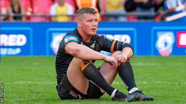 Adam Milner: Castleford hooker agrees new deal with club - BBC Sport