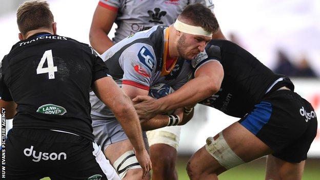 Morgan Jones: Scarlets second-row signs new deal - BBC Sport