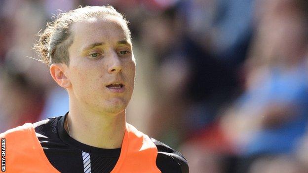 Aaron Lewis: Lincoln City defender signs new 18-month contract - BBC Sport