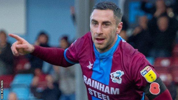 Lee Novak: Scunthorpe United forward extends contract until at least ...