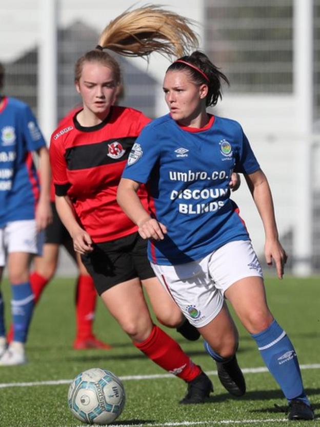 Linfield lift Women's Premiership trophy - BBC Sport