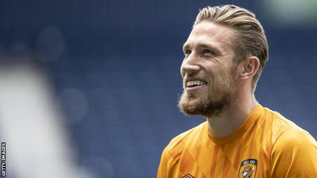 Angus MacDonald: Hull City offer defender new deal - BBC Sport