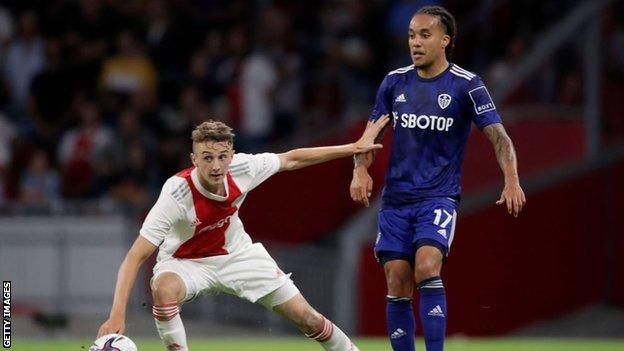 Helder Costa joins Valencia on season-long loan from Leeds - BBC Sport