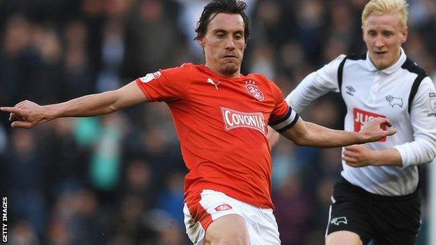 Dean Whitehead: Huddersfield Town veteran signs one-year contract - BBC ...
