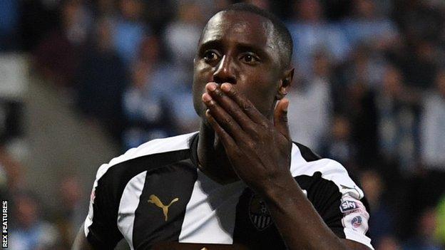 Jonathan Forte: Exeter City striker suffers suspected broken hand in ...