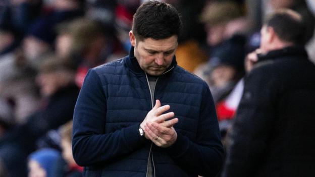 Dundee United: Liam Fox leaves after sixth consecutive defeat - BBC Sport