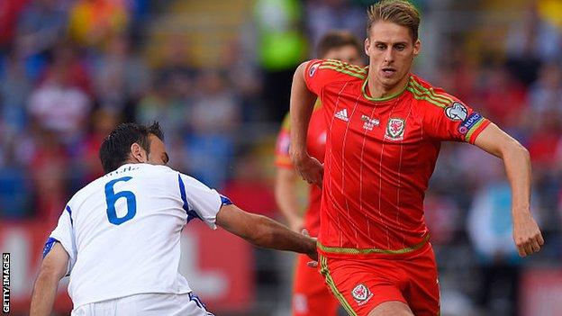 Dave Edwards: Reading sign Wales midfielder from Wolves - BBC Sport
