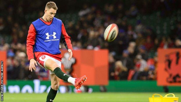 Liam Williams: Wales full-back kept in Six Nations camp - BBC Sport