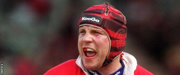 Newport Gwent Dragons: Coach Kingsley Jones in contracts battle - BBC Sport